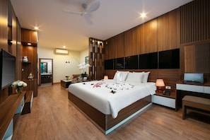Suíte grand, 1 cama King, sacada, vista para a montanha | 1 quarto, roupas de cama premium, frigobar, cofres nos quartos
