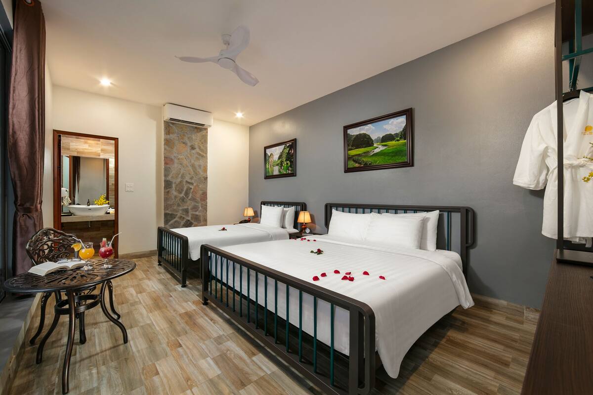 Vila família, acesso à piscina, vista para o jardim | 1 quarto, roupas de cama premium, frigobar, cofres nos quartos
