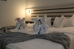 Minibar, cofre no quarto, secretária, cortinas/cortinados opacos 