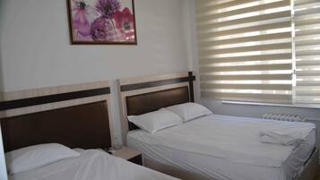 Quarto Triplo Clássico | Wi-fi grátis, roupa de cama fornecida