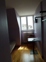 Com decoração personalizada, com mobília individualizada 