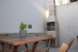 Estúdio Básico, 1 cama queen-size e sofá-cama, não fumadores, vista para a piscina | Com decoração personalizada, cortinas/cortinados opacos 