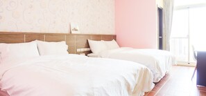 Quarto Quádruplo Standard, 2 camas de casal, não fumadores | Roupa de alta qualidade, secretária 