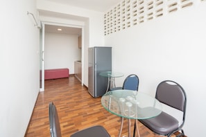Apartment for 10 | Cofres nos quartos, escrivaninha, cortinas blackout