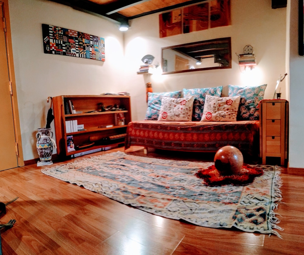 Casco Antiguo, Decumano Maggiore. Estudio Cálido Y Acogedor Con Una Entreplanta. - Naples