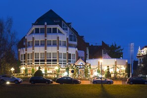 Fachada do alojamento (tarde/noite)