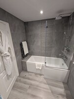 Suíte presidencial, 1 cama King, para não fumantes | Cortinas blackout, ferros/tábuas de passar roupa, Wi-Fi de cortesia