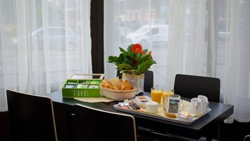 Pequeno-almoço continental diário (8 EUR por pessoa)