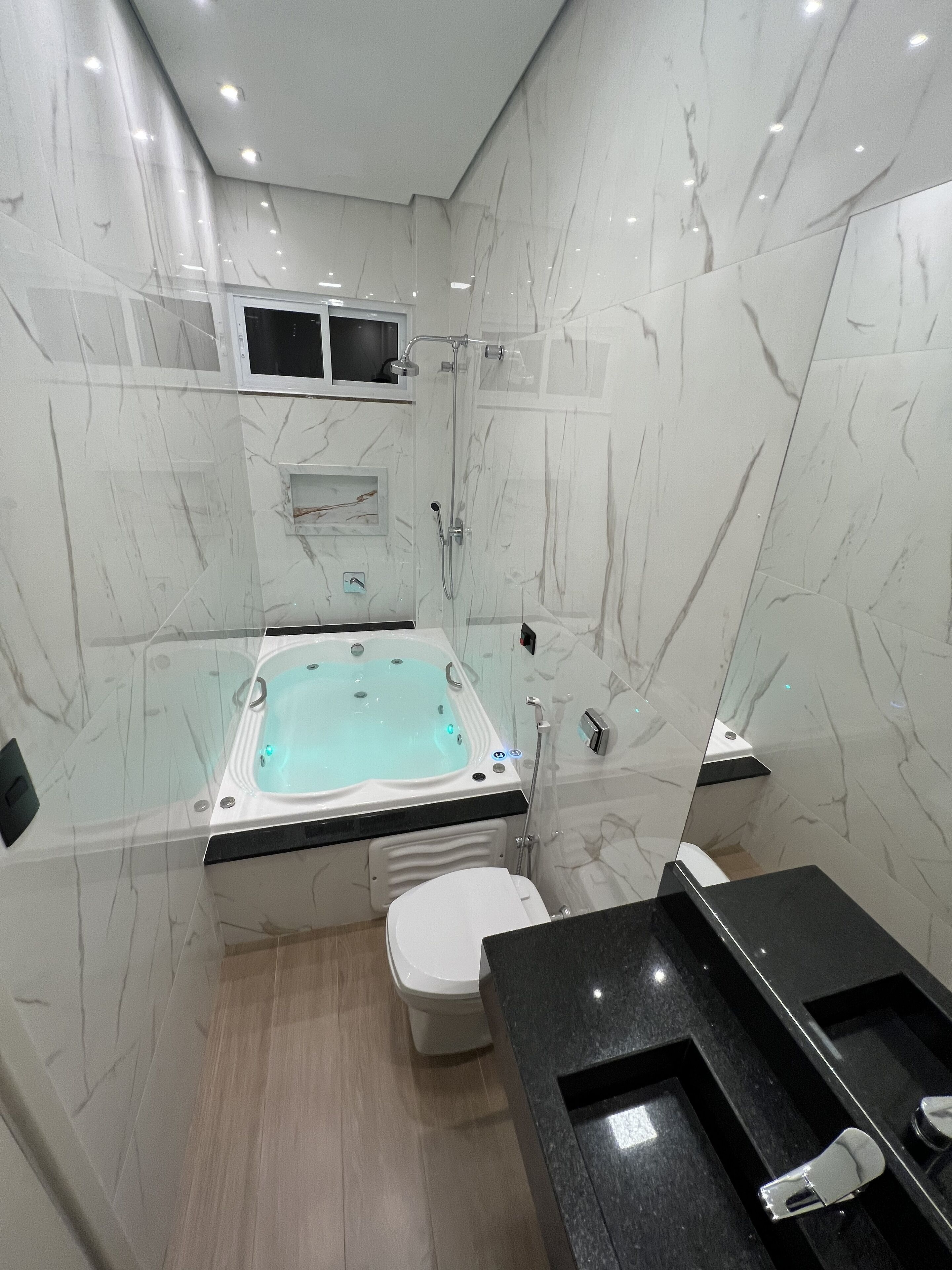 Suite de Luxo, 1 cama king-size (2 pessoas) | Casa de banho | Um polibã, artigos de higiene pessoal grátis 