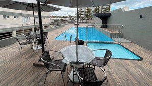 2 piscinas exteriores 