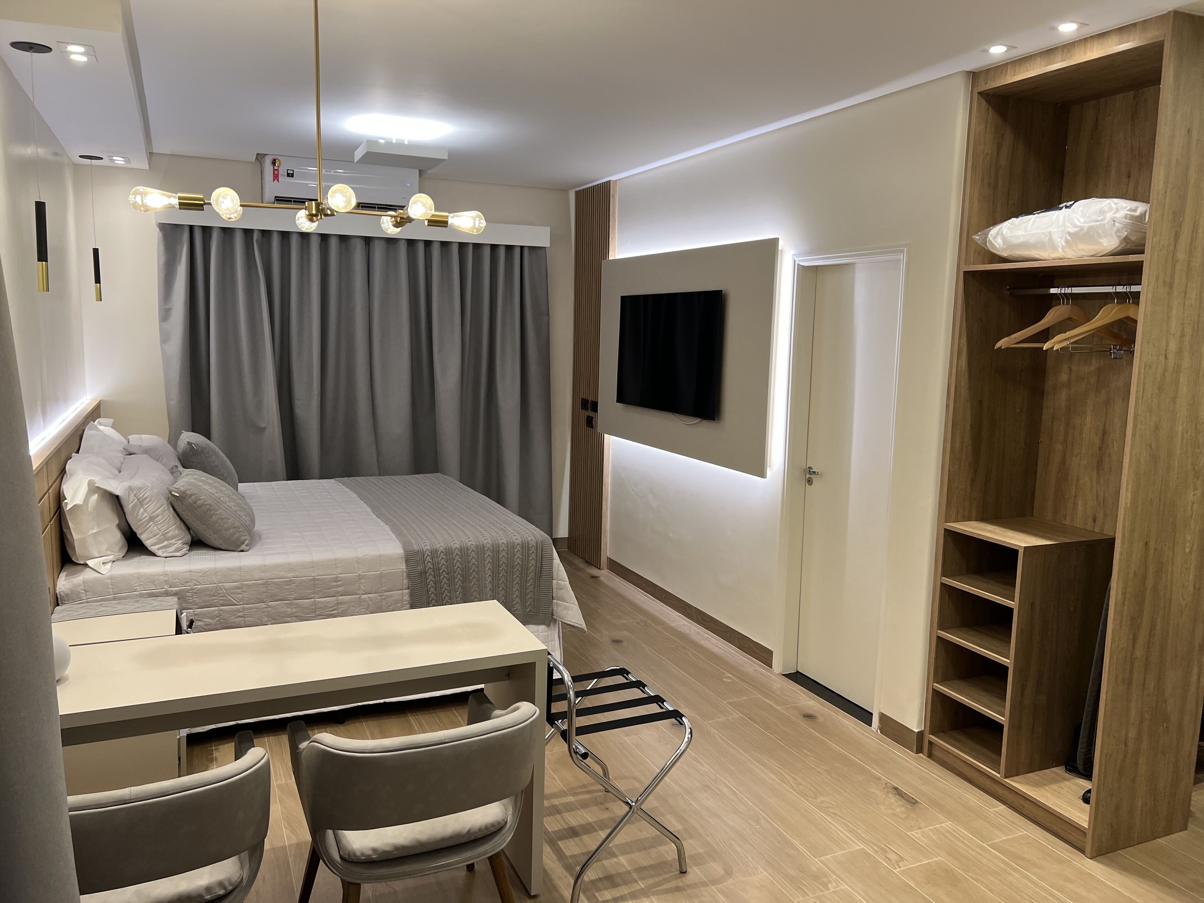Frigobar, Wi-Fi de cortesia, roupa de cama