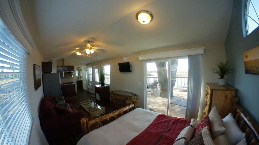 Deluxe "Sunset" Vacation Rental In Private Marina On The California Delta - Stockton, CA