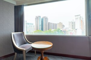 Quarto Quádruplo Superior | Sala de estar | TV de ecrã plano 