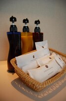 Banheira e chuveiro separados, produtos de toalete grátis