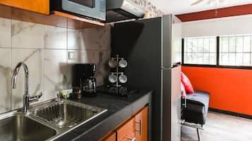Suite-Estúdio Familiar, 1 cama queen-size e sofá-cama, não fumadores | Cozinha privada | Um frigorífico/congelador grande, um micro-ondas, uma placa de cozinha