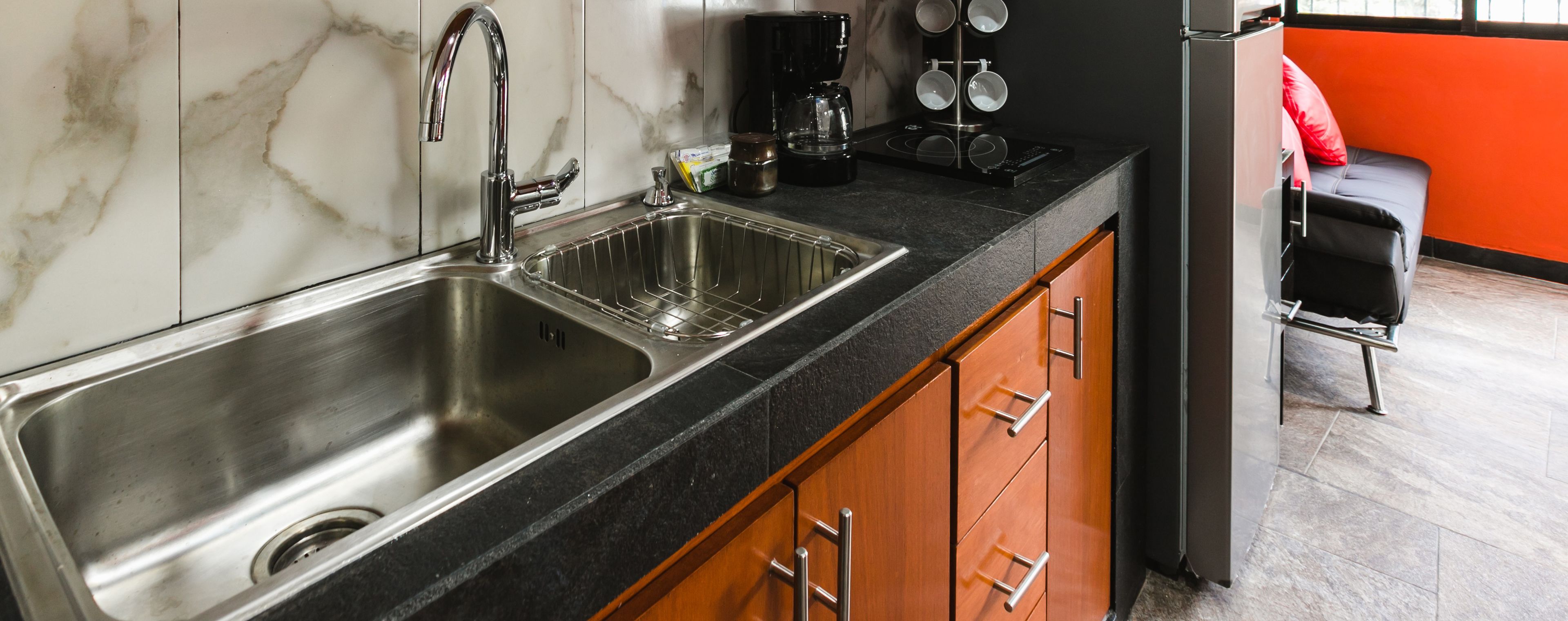 Suíte estúdio família, 1 cama Queen e sofá-cama, para não fumantes | Cozinha privada | Geladeira grande, micro-ondas, cooktop, cafeteira/chaleira