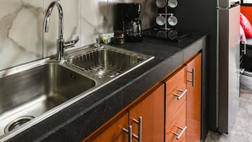 Suíte estúdio família, 1 cama Queen e sofá-cama, para não fumantes | Cozinha privada | Geladeira grande, micro-ondas, cooktop, cafeteira/chaleira