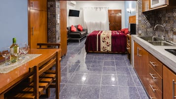 Suite-Estúdio Cidade, 1 quarto | Roupa de alta qualidade, com decoração personalizada