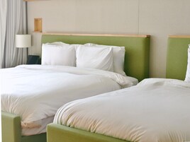 8. Double/Twin Room - Side Sea View | Roupa de alta qualidade, cofre no quarto, cortinas/cortinados opacos 