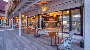 Serviço de café da manhã, almoço, jantar; vistas para a praia