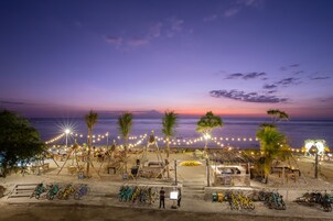 Fachada do alojamento (tarde/noite)