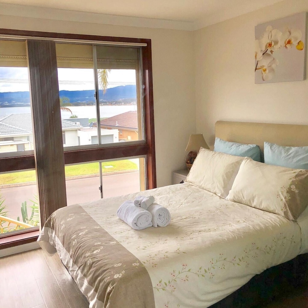 Entire Top Level With Moutain And Lake View - Wollongong