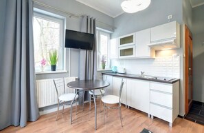 Apartamento (3a/1) | Kitchenette privada | Um frigorífico, uma placa de cozinha, uma chaleira elétrica 