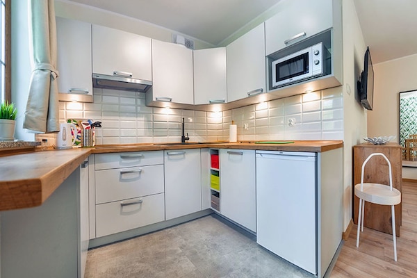 Apartamento (3E/11) | Cozinha americana privada | Geladeira, cooktop, talheres/pratos/utensílios de cozinha