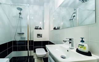 Apartamento (3E/7) | Casa de banho | Um polibã, um secador de cabelo, toalhas fornecidas