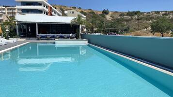 Piscina exterior, da(s) 8:00 à(s) 20:00, guarda-sóis, espreguiçadeiras