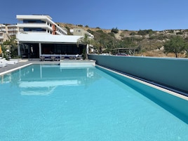 Piscina exterior, da(s) 8:00 à(s) 20:00, guarda-sóis, espreguiçadeiras