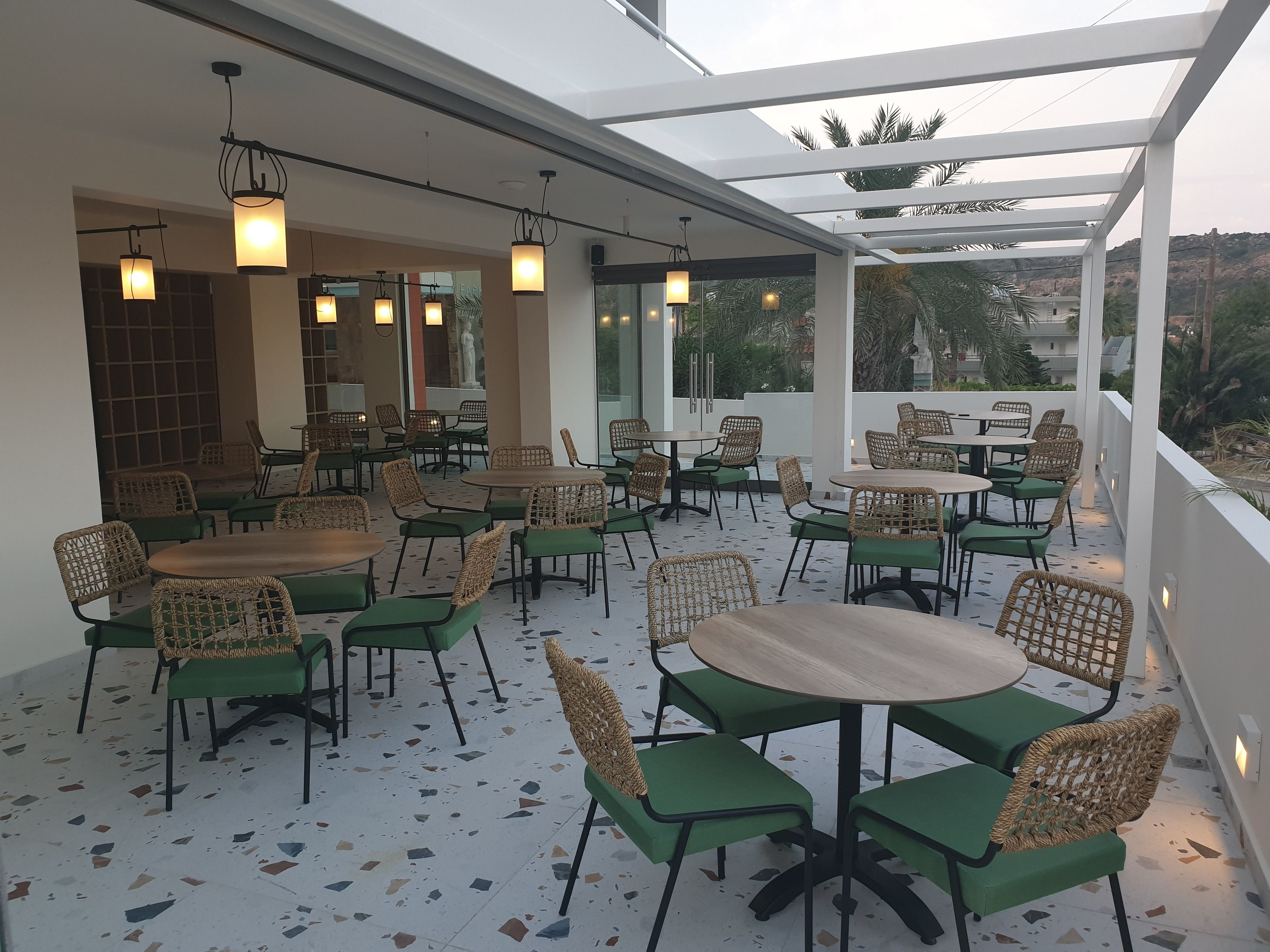 Pequeno-almoço tipo buffet diário (10 EUR por pessoa) 