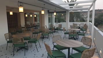 Pequeno-almoço tipo buffet diário (10 EUR por pessoa)