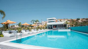 Piscina exterior, da(s) 8:00 à(s) 20:00, guarda-sóis, espreguiçadeiras