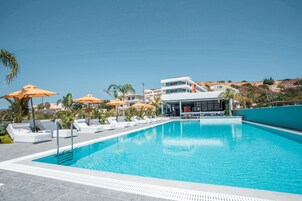 Piscina exterior, da(s) 8:00 à(s) 20:00, guarda-sóis, espreguiçadeiras