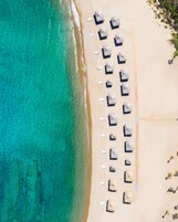 Praia particular, barracas de praia (sobretaxa), espreguiçadeiras 