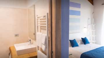 Quarto casal ou duplo, vista para a montanha (Montagna) | Cofres nos quartos, escrivaninha, cortinas blackout