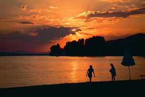 Perto da praia, espreguiçadeiras, guarda-sóis