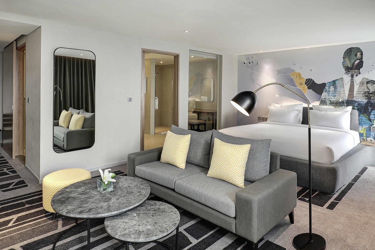 Suíte júnior, 1 cama King | Frigobar, cofres nos quartos, escrivaninha