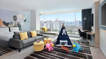Suíte júnior, 1 cama King | Frigobar, cofres nos quartos, escrivaninha