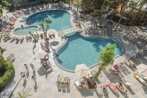 Piscina exterior sazonal, guarda-sóis, espreguiçadeiras