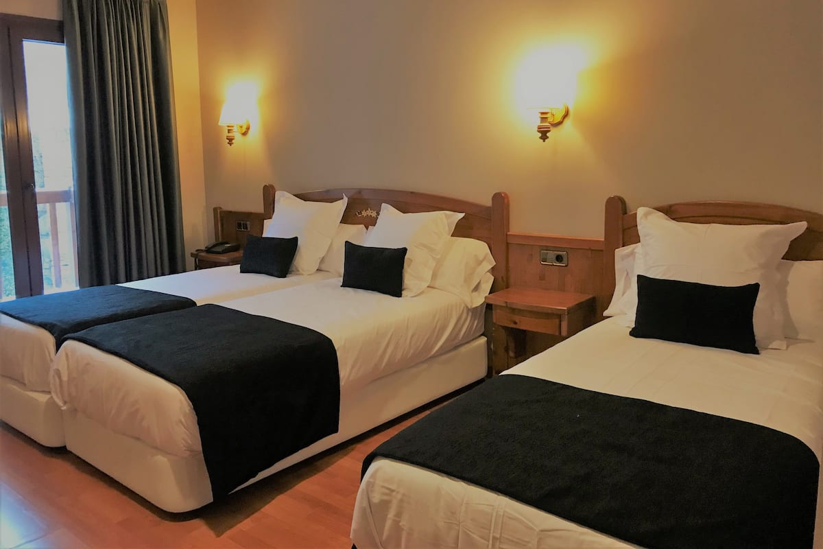 Quarto Triplo Comfort, vista para a montanha | Minibar, cofre no quarto, secretária, Wi-fi grátis 