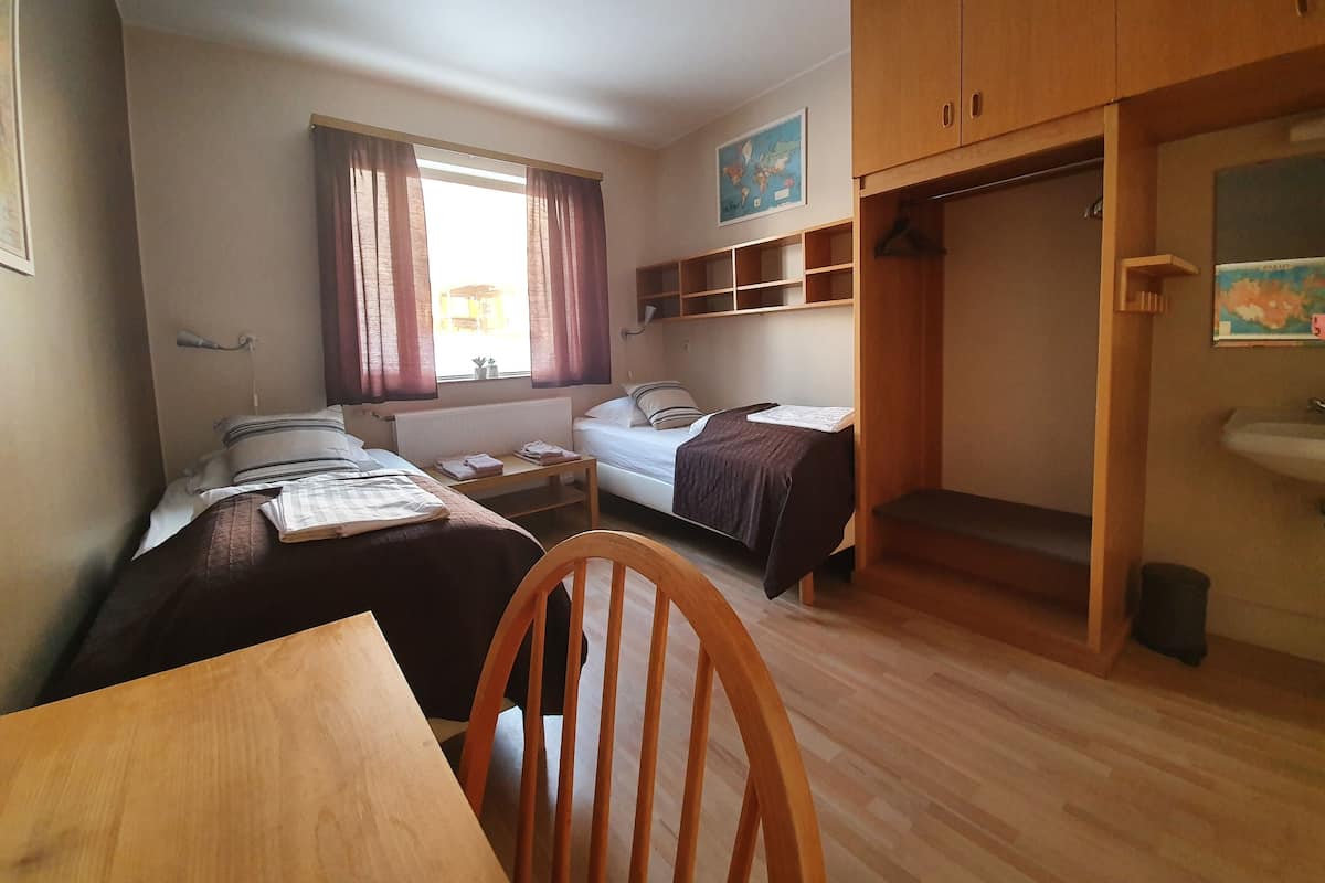 Quarto Twin Económico, casa de banho partilhada | Cortinas/cortinados opacos, Wi-fi grátis, roupa de cama fornecida