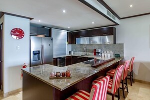 Um frigorífico, um micro-ondas, uma placa de cozinha 