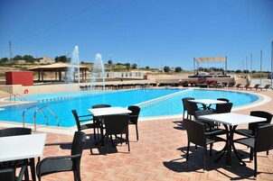 Piscina interior, piscina exterior sazonal 
