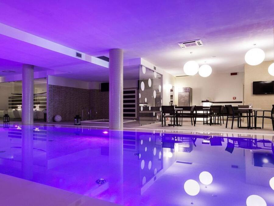 Piscina interior, piscina exterior sazonal