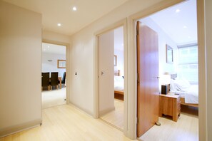 Apartamento Superior, não fumadores, Vista para a cidade | 2 quartos, roupa de alta qualidade, ferro/tábua de engomar 