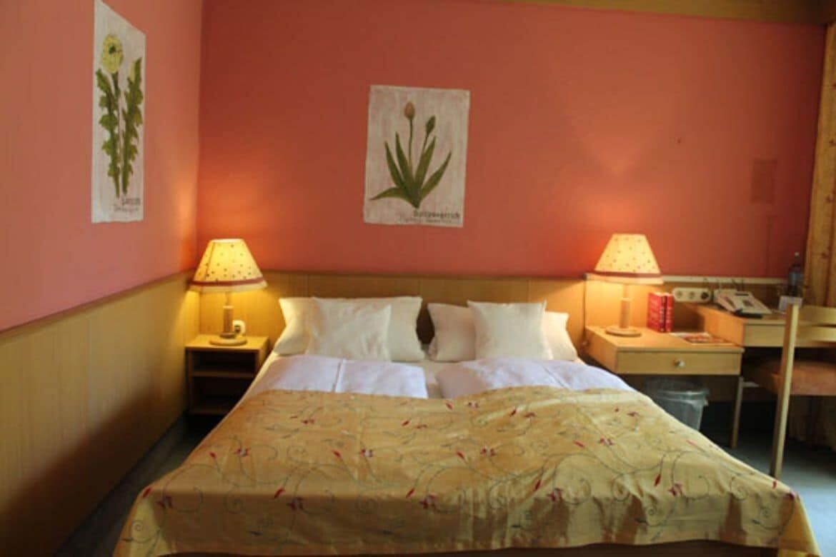 Cofre no quarto, roupa de cama fornecida 