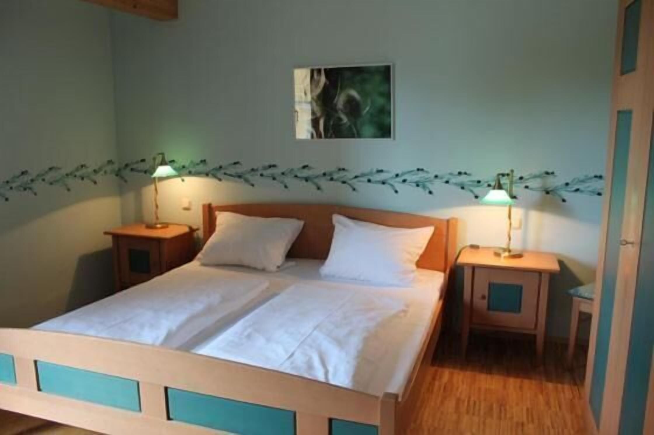 Cofre no quarto, roupa de cama fornecida 