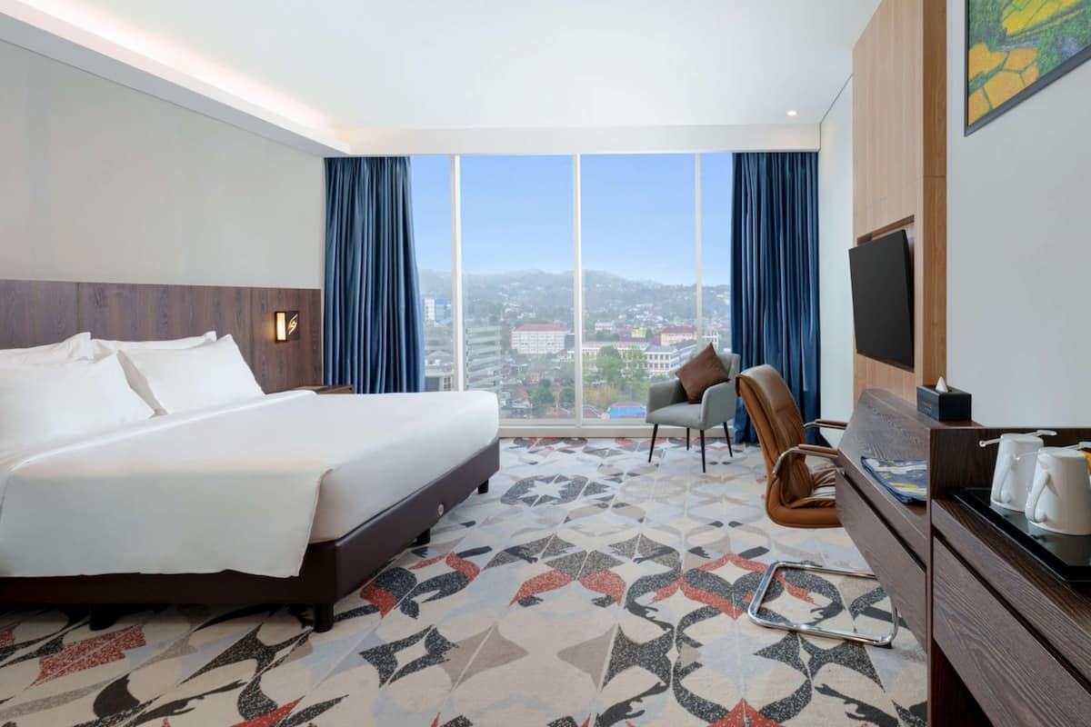 Quarto Superior, 1 cama queen-size, Vista para a cidade | Cofre no quarto, secretária, cortinas/cortinados opacos